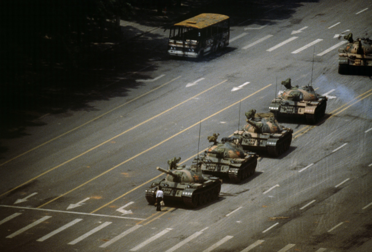 The Tank Man: 31 χρόνια από την εμβληματική εικόνα του άντρα που ...