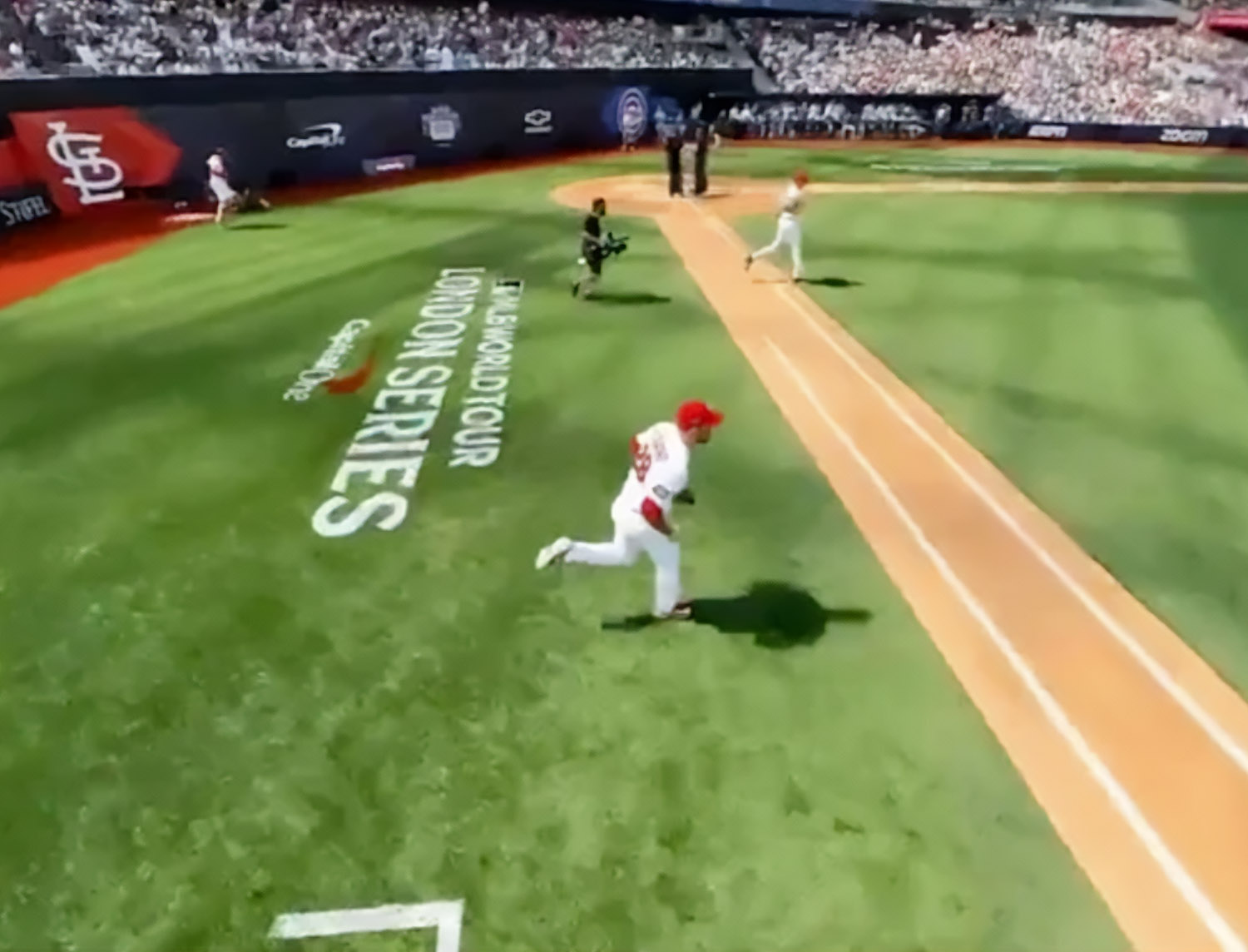 Αυτή η γωνία λήψης σε αγώνα του μπέιζμπολ το κάνει να μοιάζει με ...