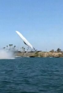 Δείτε ένα αμερικανικό ταχύπλοο να "φεύγει" στον αέρα με τεράστια ...